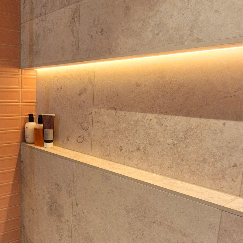 Stilren nisch med smart belysning – funktion möter form